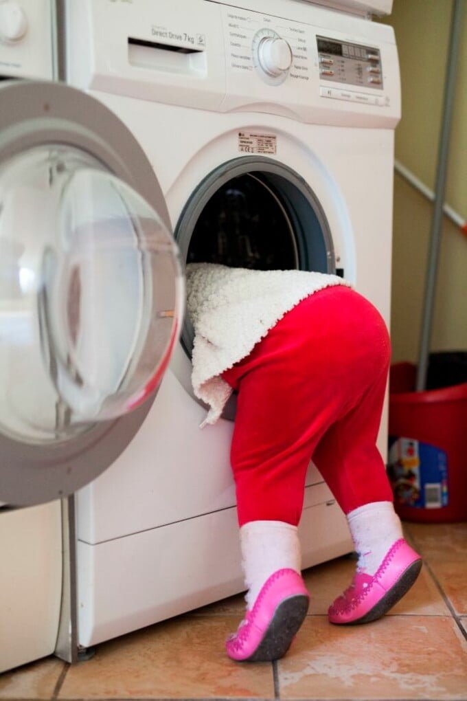 O fetiță de trei anișori, pe care părinții și frații ei o căutau de ore ...