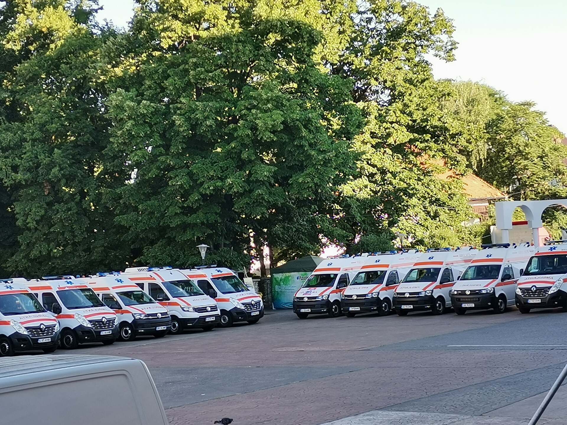 Video: Imagini de colecție cu marșul ambulanțelor prin Tg-Jiu - Stiri Gorj