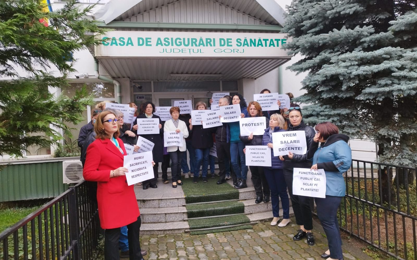 Protestul angajaților CNAS continuă. Program scurt la ghișee doar ...