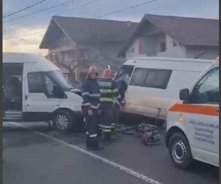 Video: Accident rutier pe DJ 665-D Sitești, între două microbuze cu ...